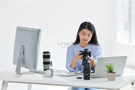 전문 여성 사진 작가 카메라 사진을 봅니다 사진 무료 다운로드 Lovepik