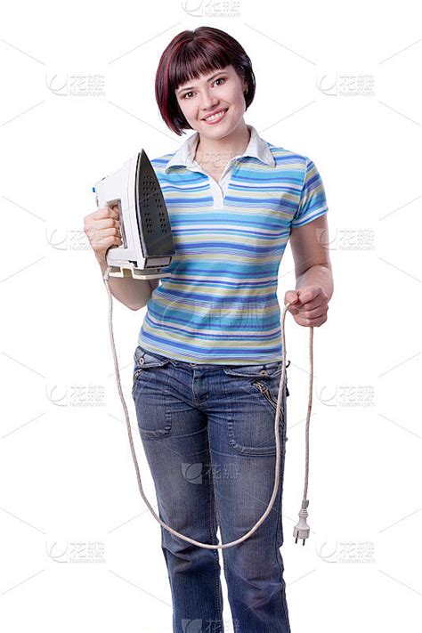 手持电熨斗的妇女