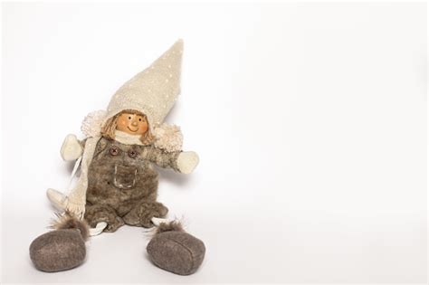 따뜻한 옷과 수제 모자를 입은 공예 인형 소녀는 복사 공간이있는 흰색 배경에 앉아 있습니다 전면 보기 0명에 대한 스톡 사진 및 기타 이미지 Istock