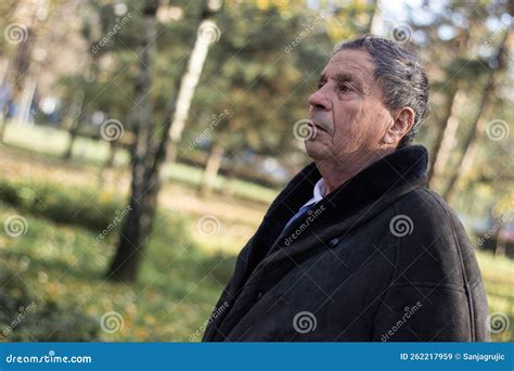Anciano Penalista Caminando En El Parque Imagen De Archivo Imagen De