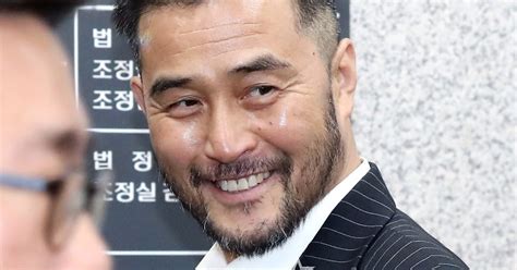 포토 웃음 짓는 최민수