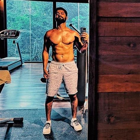 Vicky Kaushal Flaunts His Washboard Abs In A Shirtless Mirror Selfie