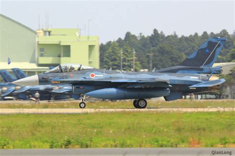 日本茨城基地飞行训练 不同涂装的RF 4FJ侦察机同屏出现 军事 中国网