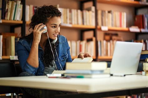 학교 도서관에서 여자 학생 연구입니다 그녀는 노트북을 사용 하 고 대학 시험에 대 한 온라인 학습 공부에 대한 스톡 사진 및