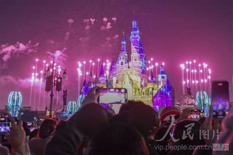 上海：迪士尼乐园上演跨年夜城堡幻影秀 点亮新一年” 人民图片网