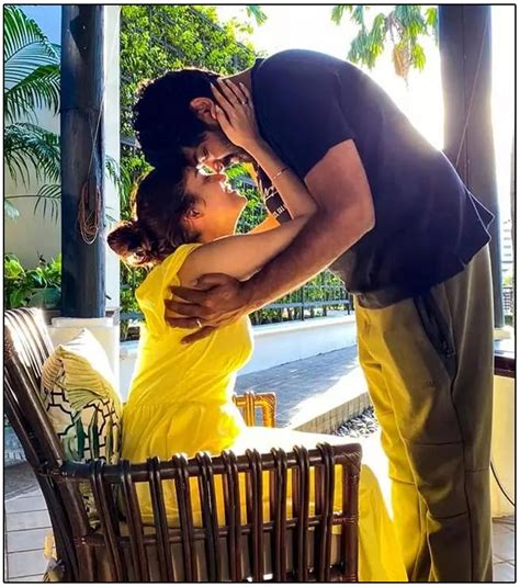 Nayanthara Vignesh Shivan Romance In Sun