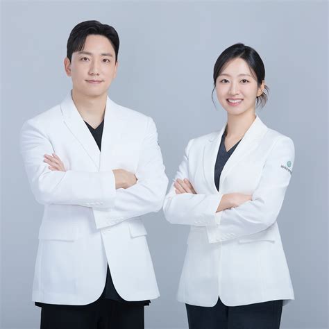 프로필사진 프로필촬영 프로필 비타스튜디오 피부과 허니즈의원 엄동헌원장님과의 2번째 프로필 촬영 첫 번째 개업 프로필보다 더 자연스러운 분위기를 원하셔서 화보같은 전문직