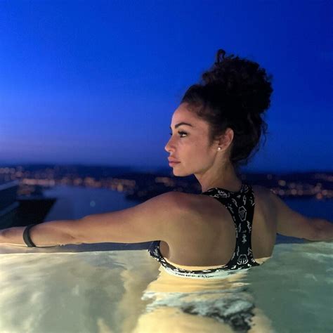 Raffaella Fico e il topless per il Napoli manterrà la promessa