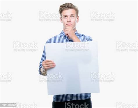잘생긴 금발 젊은이 질문 매우 혼란 스 러 워 아이디어에 대 한 배너 심각한 얼굴 생각 들고 개념에 대한 스톡 사진 및 기타