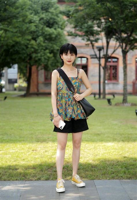 路人街拍，美女把寬鬆的衣擺扎進牛仔裙里，看起來很有隨性美感 每日頭條