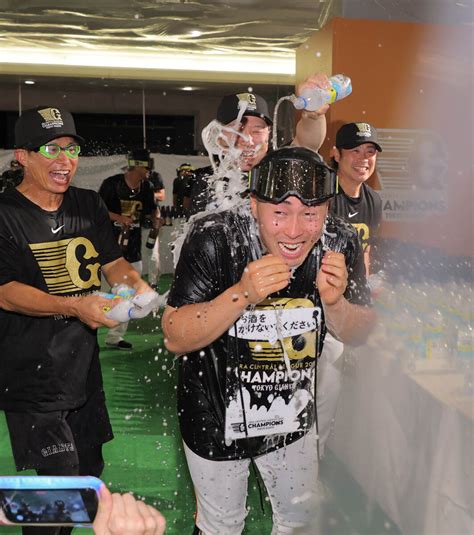 19歳・浅野翔吾は炭酸水でお祝い「お酒をかけないでください」ボードでガード巨人4年ぶりリーグ優勝 Baseball Post
