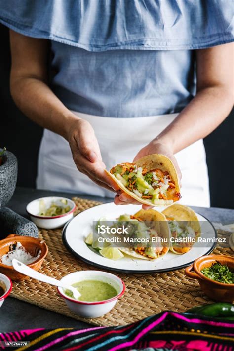 멕시코 여성은 타코 알 목사를 준비하고 멕시코 라틴 아메리카에서 멕시코 음식을 먹는 손 타코 가판대에 대한 스톡 사진 및 기타