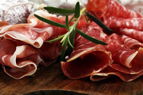 맛 있는 살라미 햄 Crudo 신선한 소시지와 허브 식품 트레이 선택과 고기 플래터 0명에 대한 스톡 사진 및 기타 이미지