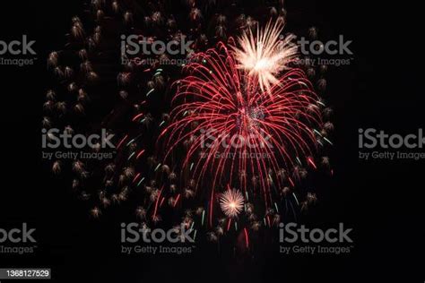 밤 하늘의 검은 배경에 폭발 불꽃에서 밝은 불광선 축제 불꽃 놀이와 배경 0명에 대한 스톡 사진 및 기타 이미지 0명 7월