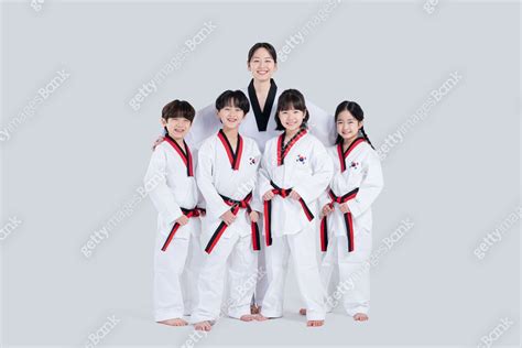 어린이 나이 초등학생 초등교육 교육 어린시절 컨셉 제스처 커뮤니케이션컨셉 소년 얼굴표정 커뮤니케이션컨셉 클로즈업 태권도 스포츠 장래희망