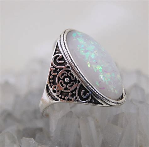 Пръстен Ретро с бял опал Полускъпоценни минерали Кристина Арт бижута от естествени