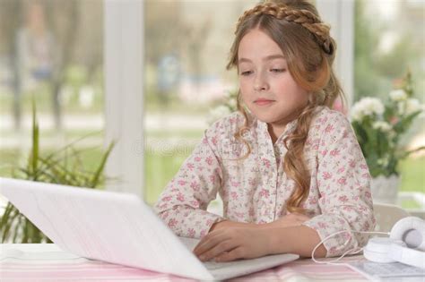 Niñas Pequeñas Lindas Y Felices Usando Computadora Portátil Imagen De
