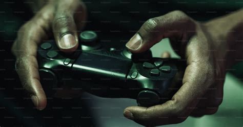 손에 비디오 게임 컨트롤러를 들고 있는 사람 사진 Unsplash의 컴퓨터 이미지