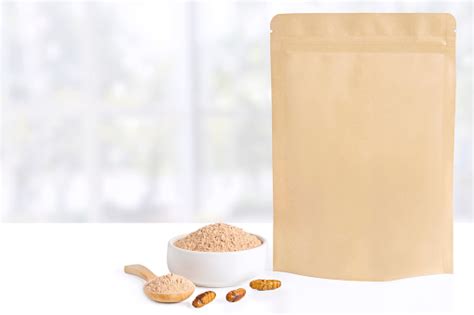 누 Pupae 분말입니다 곤충 밀가루로 만든 식품을 먹는 그릇에 숟가락 패키지 가방 곤충 고기 요리 식용 단백질의 좋은 소스입니다 Entomophagy 개념입니다 가루로