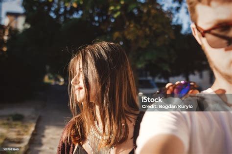 세련 된 Hipster 몇 Selfie 고 햇빛에 수용 자기 초상화를 하 고 저녁 여름 도시 포즈 사랑에 행복 한 가족 커플