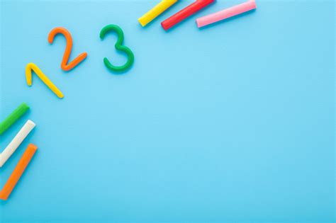 밝은 파란색 테이블 배경에 모델링 점토에서 만든 다채로운 123 숫자 파스텔 색상 배움의 시간 근접 촬영 텍스트를 위한 빈 공간입니다 하향식 보기 배경 주제에 대한 스톡