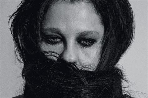 Bárbara Paz Ressignifica Suas Cicatrizes Em Mostra Individual Veja