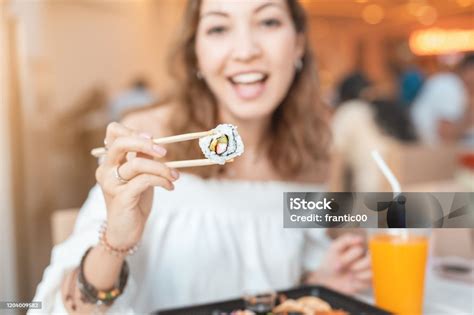 Yemek Salonunda Bento Öğle Yemeği Yerken Yemek Çubukları Ile Suşi Yiyen