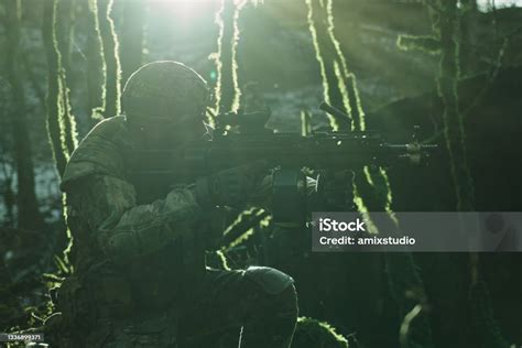 숲에서 기관총전문 장비의 에어소프트 플레이어의 초상화 전쟁에서 무기를 가진 군인 30 34세에 대한 스톡 사진 및 기타 이미지 30 34세 Airsoft Sport