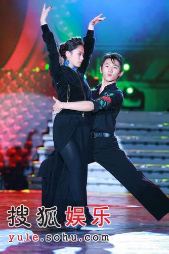 爱戴性感狂野色诱舞伴 胡静劈腿大泄春光图 搜狐娱乐