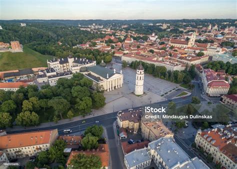 대성당 광장과 게디미나스 성을 배경으로 한 빌뉴스 올드타운 전경의 벨 타워 빌니우스에 대한 스톡 사진 및 기타 이미지 빌니우스 성당 0명 Istock