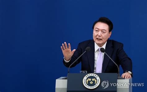 취재진 질문에 답하는 윤석열 대통령 연합뉴스