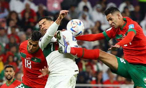 Ronaldo Khóc Nức Nở Khi Bồ Đào Nha Bị Loại Cầu Thủ Morocco Chạy Tới