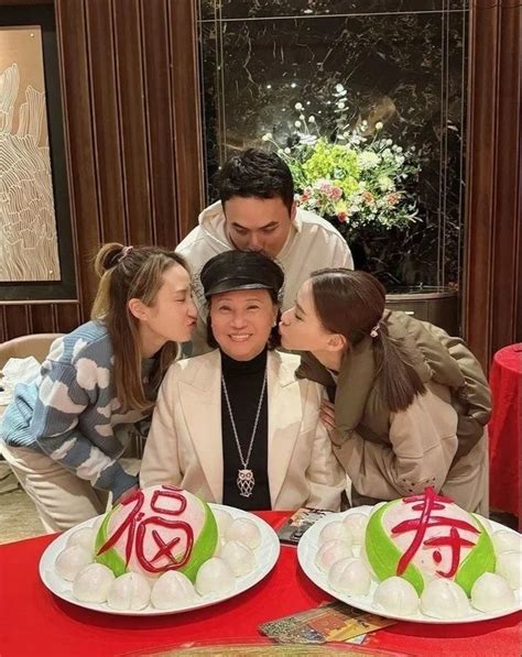 何超莲为赌王扫墓，70岁陈婉珍罕见露面，状态憔悴需搀扶上山 茶杯狐