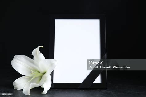 어두운 배경에 검은 테이블에 리본과 흰색 백합 장례식 사진 프레임 설계를 위한 공간 0명에 대한 스톡 사진 및 기타 이미지