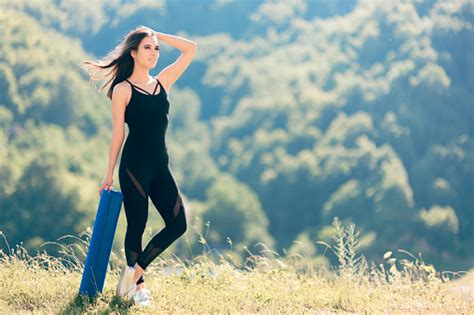 필 라 테 스 매트 요가 한 조각 낙하산 강 하복에서 피트 니스 여자 가냘픈에 대한 스톡 사진 및 기타 이미지 가냘픈 강사 건강한 생활방식 Istock