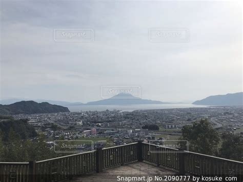 山の頂上に立っている人々のグループの写真・画像素材 2090777 Snapmart（スナップマート）