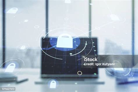 현대 컴퓨터 배경 사이버 보안 개념에 마이크로 회로와 창조적 인 빛 잠금 그림 다중 노출 사생활에 대한 스톡 사진 및 기타