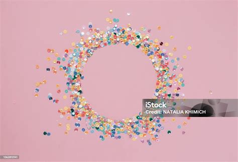 둥근 프레임 핑크 배경에 줄 지어 스팽글 여러 가지 빛깔의 색종이 텍스트에 대한 추상축제 구성 장소 0명에 대한 스톡 사진 및 기타 이미지 Istock