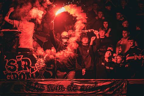 Flere Agf Fans Sigtet For Maskering Og Besiddelse Af Narko