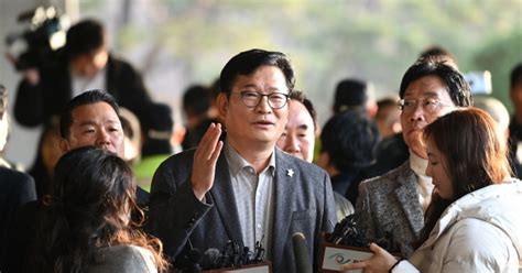 ‘자진출두 쇼 벌였던 송영길 검찰 출석하며 “묵비권 행사”