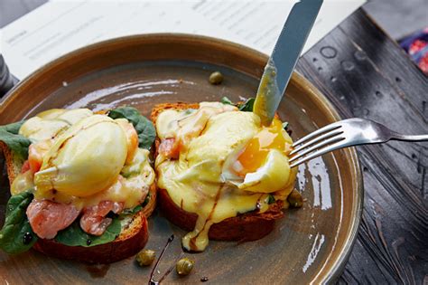 바질 달걀과 햄을 곁들인 샌드위치 2개 향신료와 허브 칼과 포크로 잘라낸 샌드위치 건강한 생활방식에 대한 스톡 사진 및 기타 이미지 건강한 생활방식 건강한 식생활