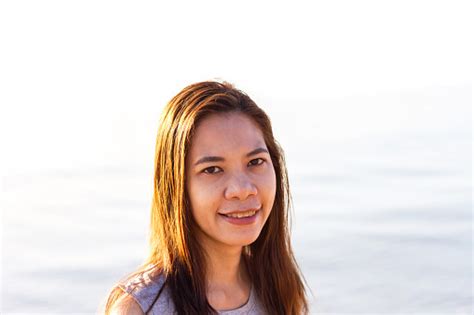 สาวสวยกับแสงแดดท่องเที่ยวและวันหยุดบนชายหาด ภาพสต็อก ดาวน์โหลดรูปภาพ
