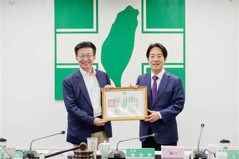 昨天從賴清德主席手中接下台南市黨部主委當選證書，不敢鬆懈因為我深知這是滿滿責任重擔的開始，主席隨後在會議中也告訴我：務必要落實當初參選的六大使