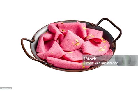 허브와 함께 강철 트레이에 피스타치오를 곁들인 이탈리아 전채 모르타델라 조각 흰색 배경에 고립되어 있습니다 평면도 건강한 생활방식에 대한 스톡 사진 및 기타 이미지 Istock