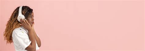 다양한 감정을 보여주는 복숭아 배경에 포즈 흰색 헤드폰에 예쁜 아프리카 계 미국인 젊은 여자 25 29세에 대한 스톡 사진 및