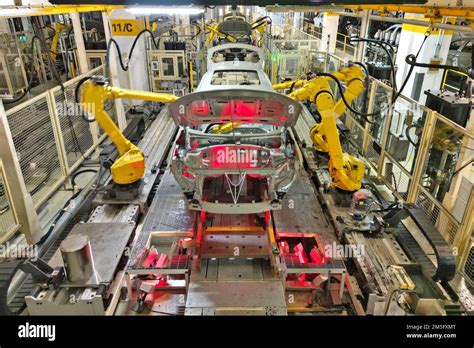 Yantai China November 17 2022 Industrial Robots Make Cars On A