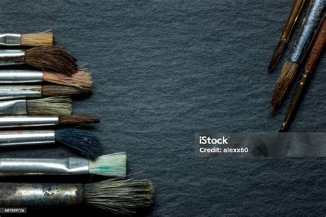 어두운 배경에 행의 측면에 누워 페인트 브러시를 사용 비문에 대 한 공간 개념과 주제에 대한 스톡 사진 및 기타 이미지