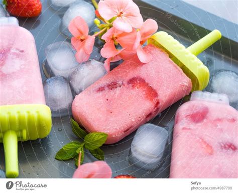 Hausgemachte Erdbeereis Popsicles Ein Lizenzfreies Stock Foto Von