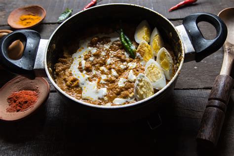 잘게 썬 닭고기 계란 버터 크림과 인도 향신료를 곁들인 치킨 바르타 매운 그레이비 치킨 요리 0명에 대한 스톡 사진 및 기타