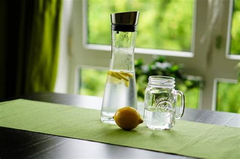 गर्म नींबू पानी पीने के फायदे और नुकसान Nimbu Pani Peene Ke Fayde In